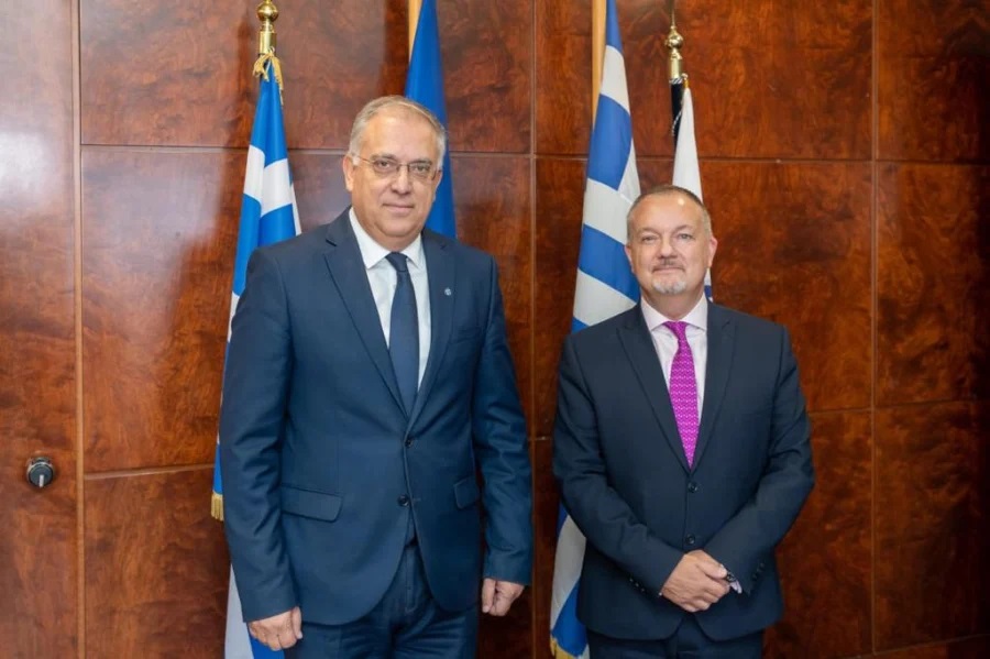 Ο Τάκης Θεοδωρικάκος ενημέρωσε τον Βρετανό πρέσβη για τον Έβρο ...