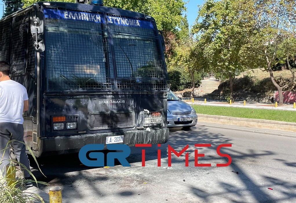 ΑΠΘ: Επίθεση με μολότοφ σε διμοιρία των ΜΑΤ - Mononews.gr