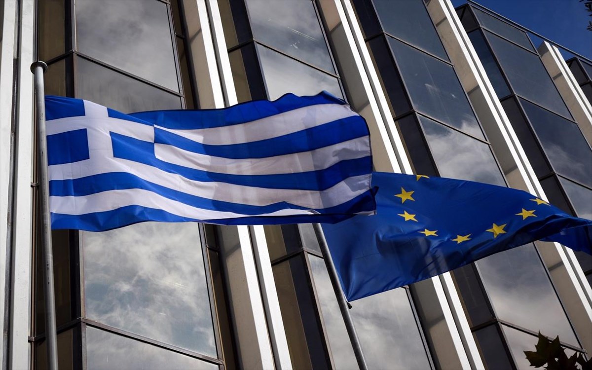 Καρυδόπιτα με φύλλο κρούστας από τον Άκη Πετρετζίκη - Mononews.gr