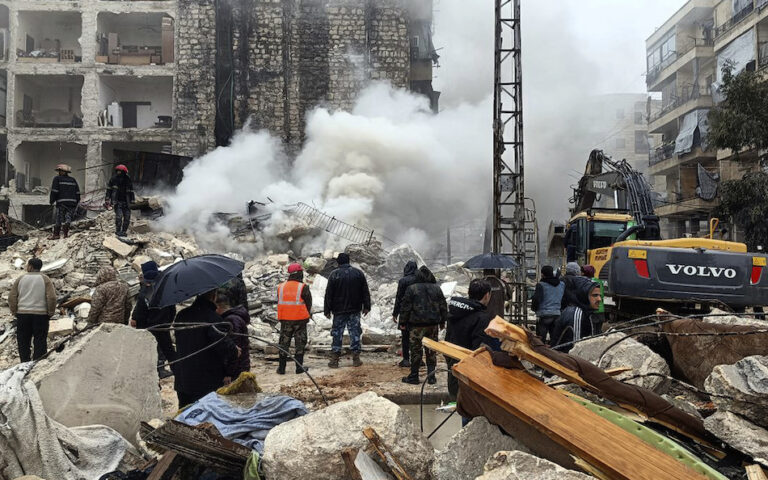 Συρία: Κοριτσάκι 18 μηνών ανασύρθηκε ζωντανό από τα ερείπια - Νεκροί η ...