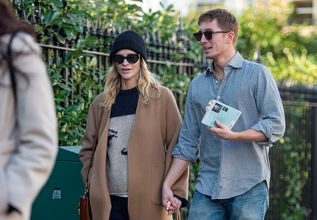 Κωνσταντίνος Αλέξιος: Ζευγάρι με την Πόπι Ντελεβίν ο γιος του Παύλου ...