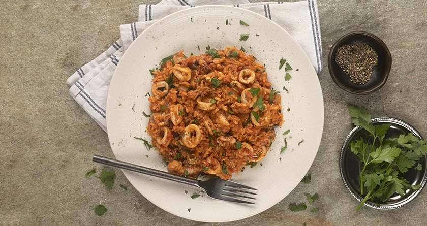 Κοκκινιστά καλαμαράκια με ρύζι από τον Άκη Πετρετζίκη - Mononews.gr