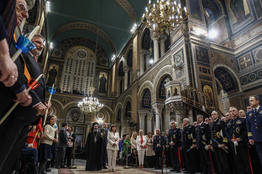 Η Ανάσταση στη Μητρόπολη Αθηνών και σε όλες τις εκκλησίες ανά την ...