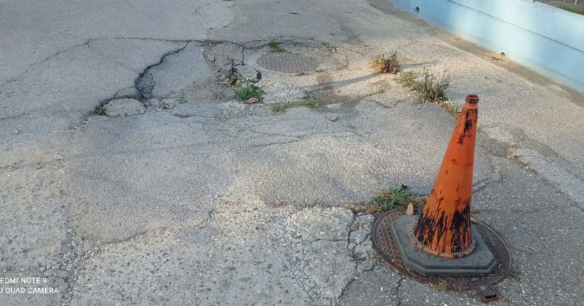 Μετ' εμποδίων η κίνηση στη λεωφόρο Πειραιώς λόγω καθίζησης του δρόμου ...