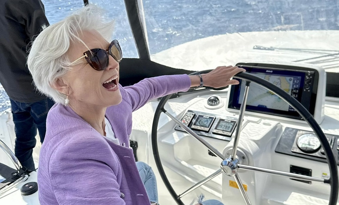 Μέι Μασκ: Στη Σαντορίνη με Tesla και κότερο η μητέρα του Έλον Μασκ ...