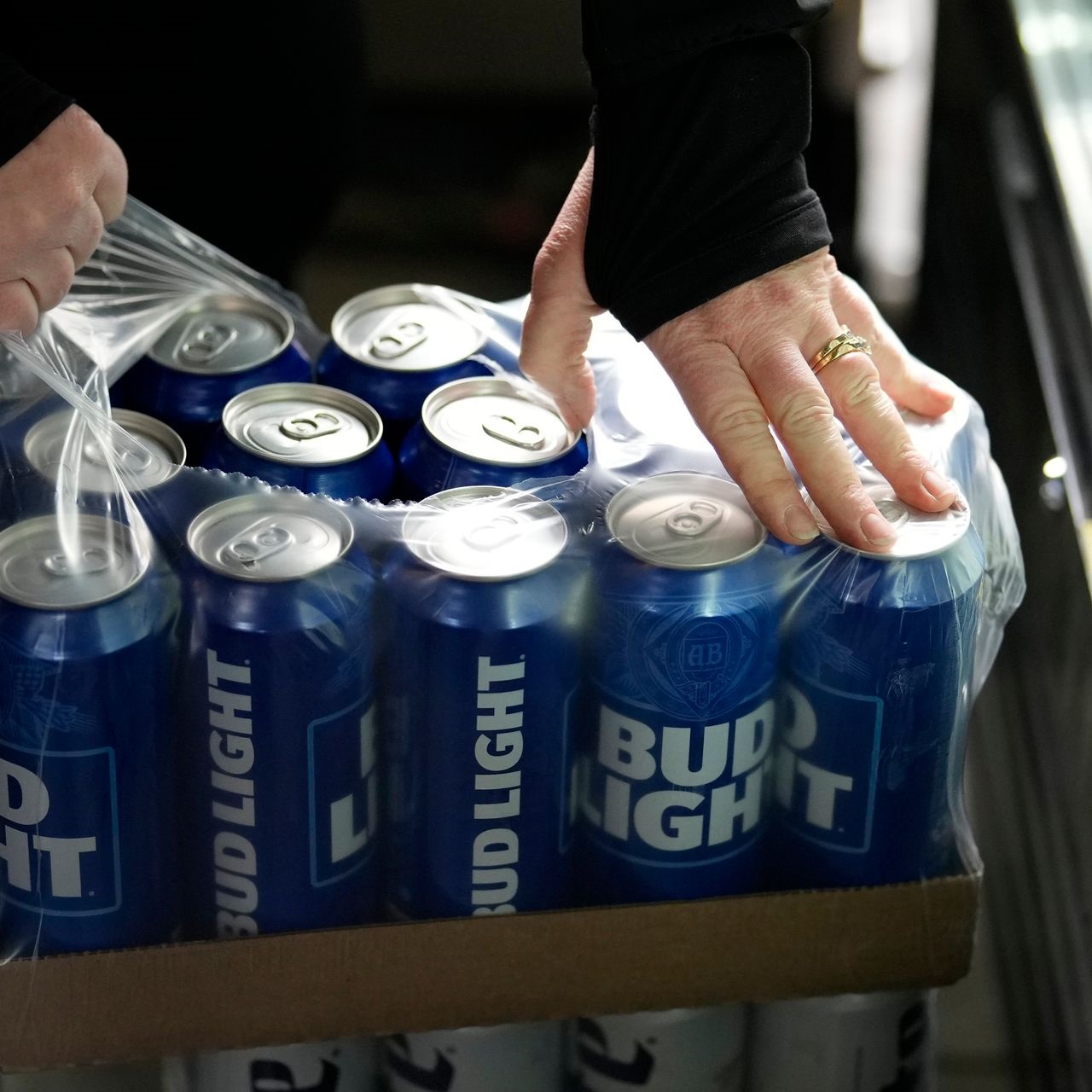 Bud: Η καμπάνια με transgender influencer που έφερε βουτιά 24% ...