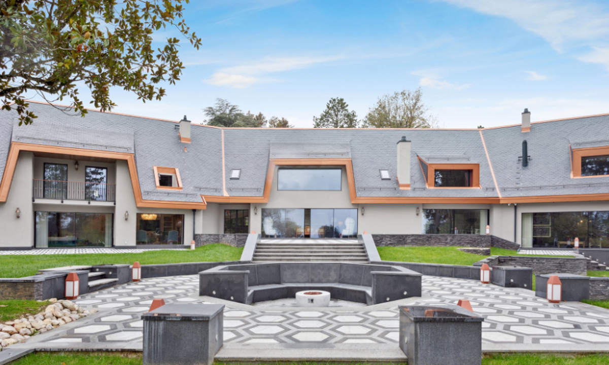 Ποιος είναι ο δισεκατομμυριούχος που αγόρασε την έπαυλη της Αθηνάς ...