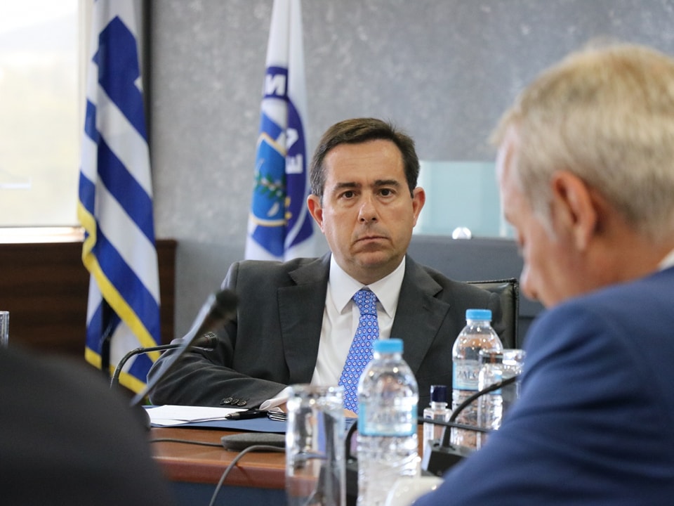 Συνάντηση Μηταράκη – Κατσαφάδου με το προεδρείο της ΠΟΑΣΥ - Mononews.gr