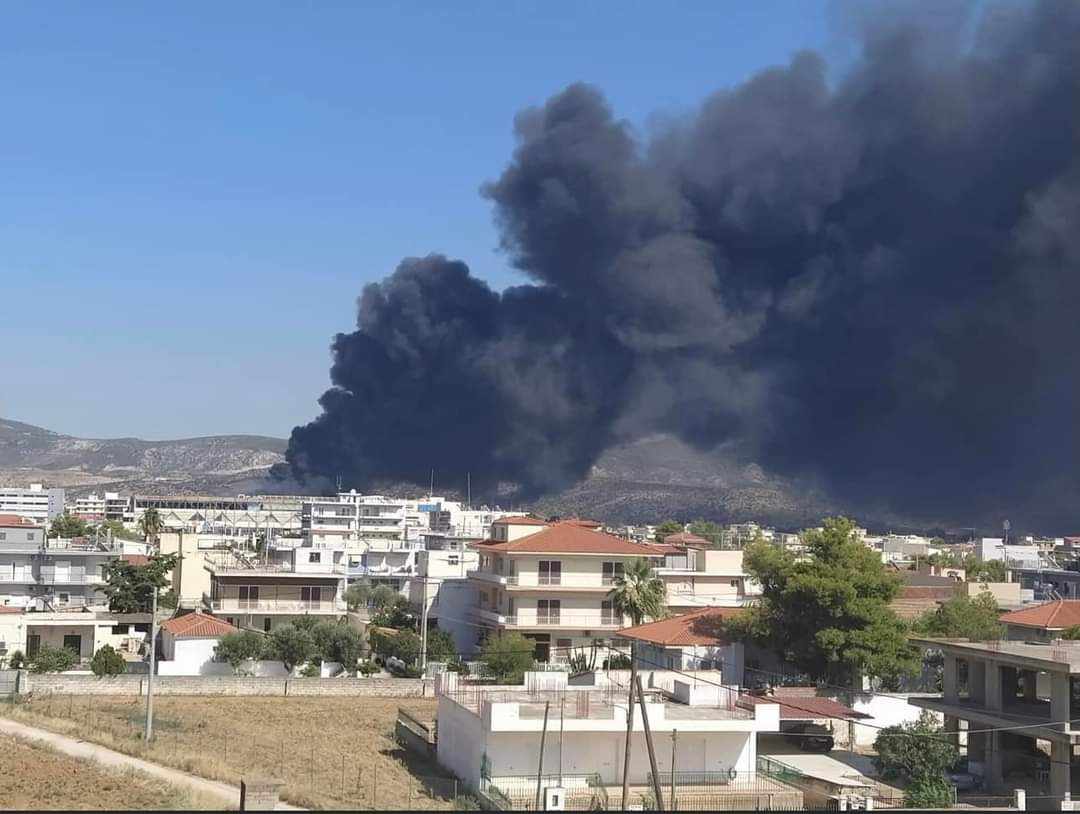 Ασπρόπυργος: Μεγάλη φωτιά στον οικιστικό ιστό - Μήνυμα από το 112 και ...