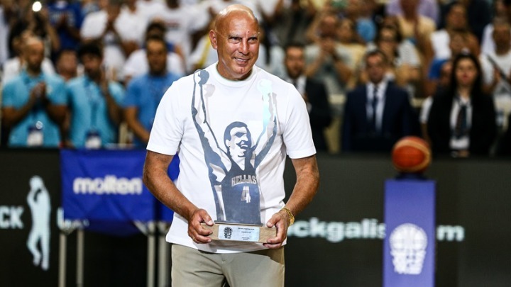 Νίκος Γκάλης: Η ΕΟΚ απέσυρε τη φανέλα του στον ουρανό του ΟΑΚΑ ...