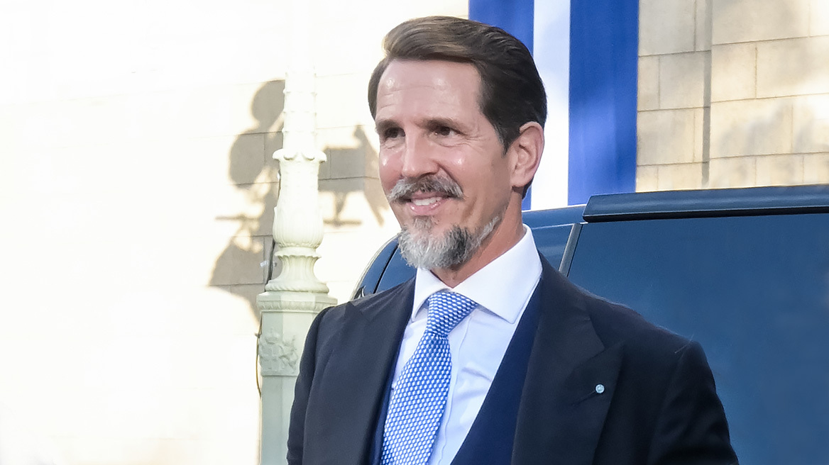 Στις Σπέτσες ο Παύλος Γλύξμπουργκ - Η φωτογραφία με αδελφικούς φίλους ...