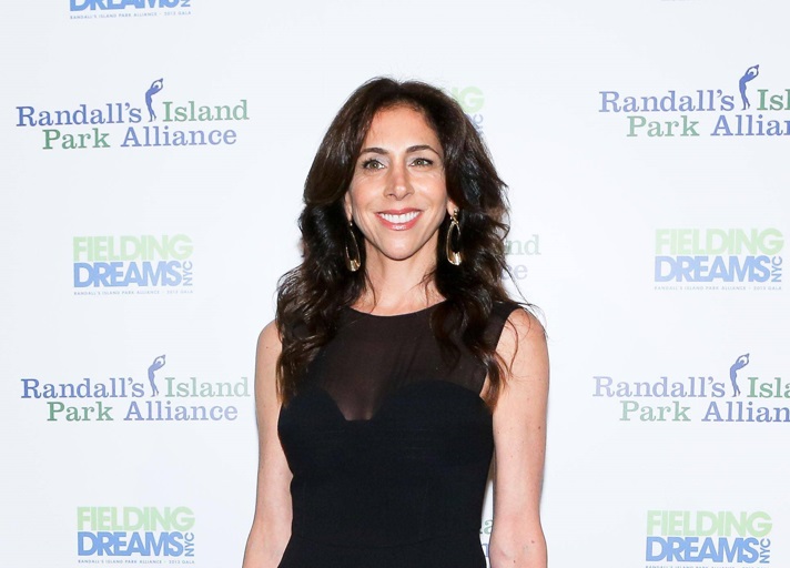 Από τραπεζίτισσα της Goldman Sachs, τραγουδίστρια σε καμπαρέ - Mononews.gr