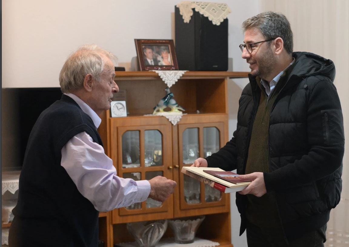 Ο Νίκος Ανδρουλάκης επισκέφτηκε το ζευγάρι ηλικιωμένων που δώρισαν €100 ...