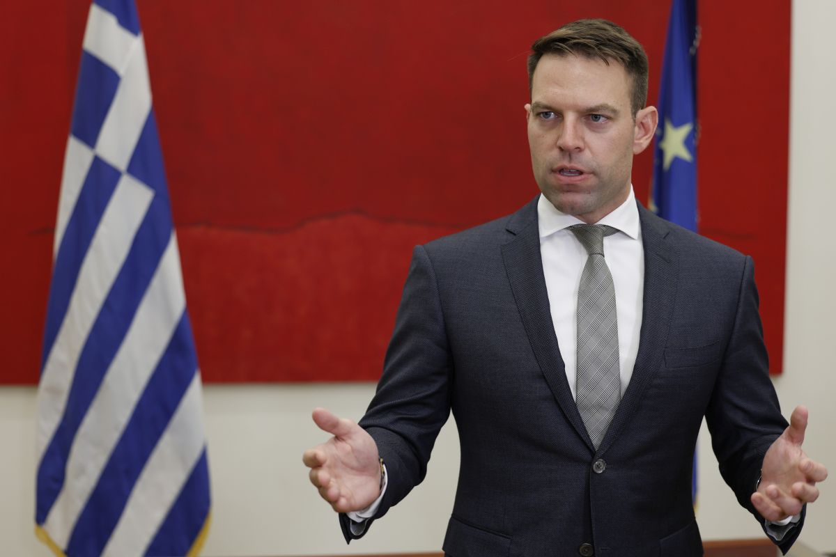 Ξεκίνησε η «συνεδρίαση των Σπετσών»: Με βαν έφτασαν στην οικία ...