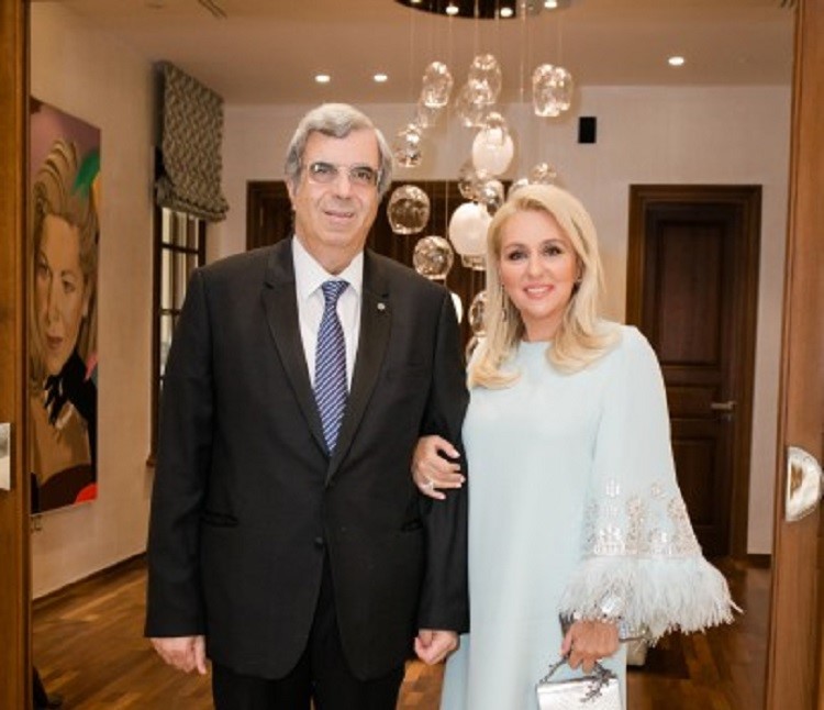Λαμπερές παρουσίες στο χριστουγεννιάτικο δείπνο του Πόλυ και της ...