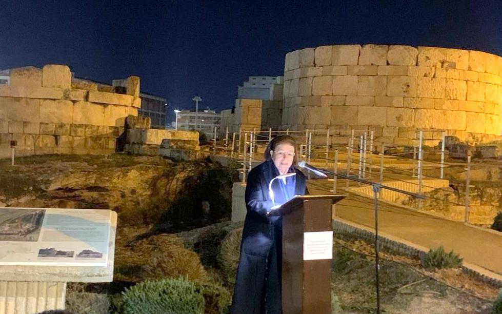 Φωταγωγημένη η Ηετιώνεια Πύλη στον Πειραιά – Προετοιμασία για το ...