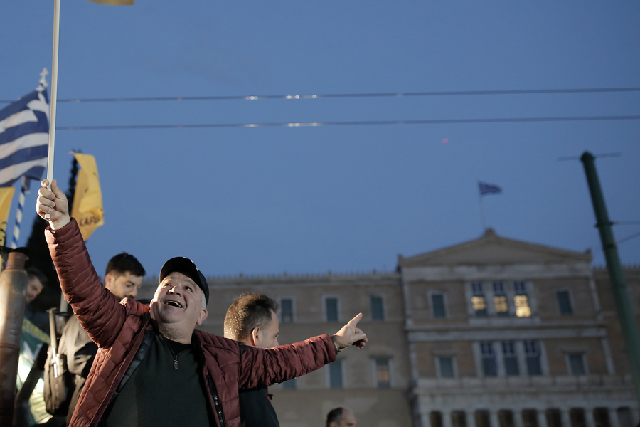 Αγρότες: Ολοκληρώθηκε το συλλαλητήριο στο Σύνταγμα - Αναχωρούν στις 11 ...