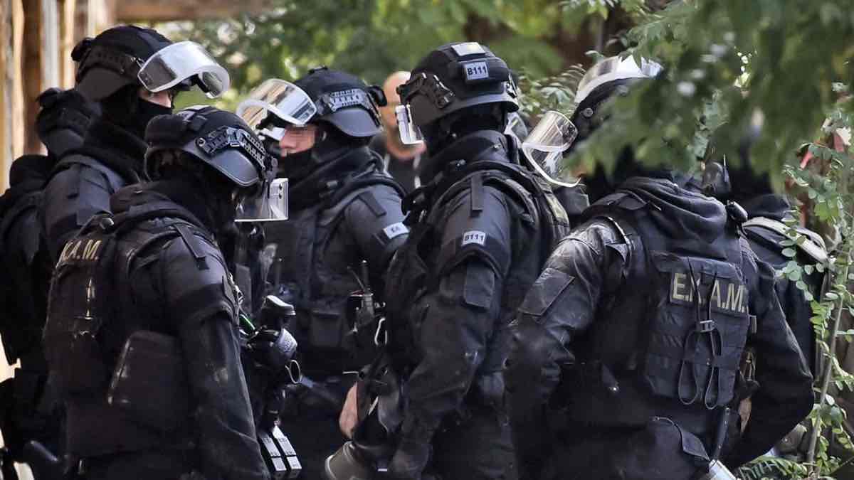 Επιχείρηση Αντιτρομοκρατικής: Εννέα προσαγωγές στην Αθήνα - Εξετάζονται ...