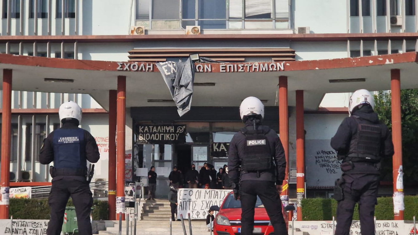 Θεσσαλονίκη: Επέμβαση των ΜΑΤ στο ΑΠΘ - Πάνω από 40 προσαγωγές (upd ...