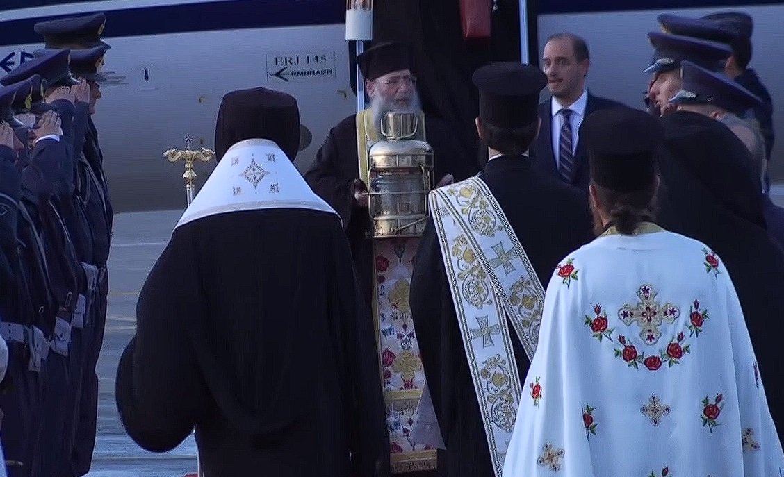 Στην Αθήνα έφτασε το Άγιο Φως - Πώς θα μεταφερθεί σε όλη τη χώρα ...