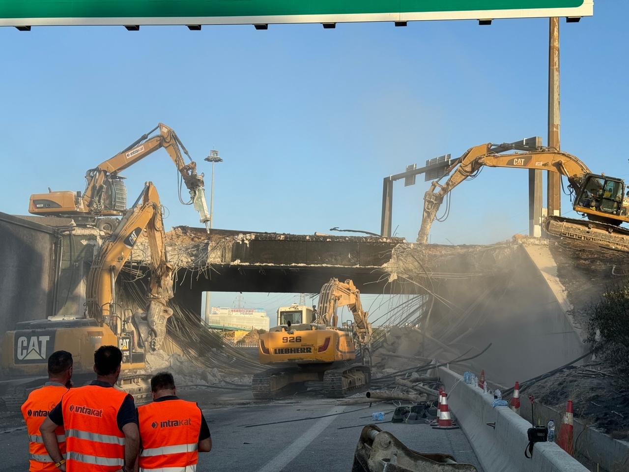 Ισθμός: Κατεδαφίζεται από την Intrakat η γέφυρα που υπέστη σοβαρές ...