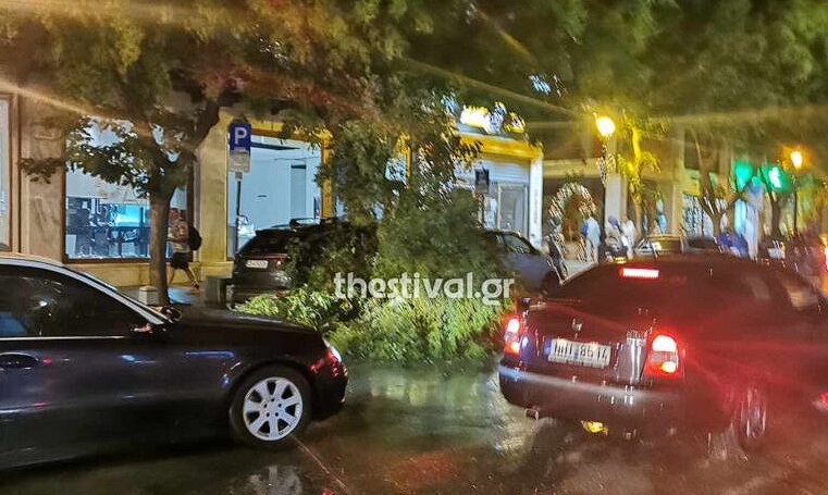 Θεσσαλονίκη: Καταιγίδα με κεραυνούς και ισχυρό αέρα - Mononews.gr