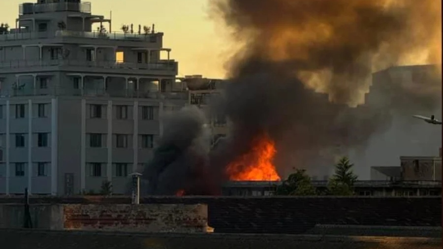 Μεγάλη φωτιά σε εγκαταλελειμμένο κτίριο στο κέντρο του Πειραιά - Μήνυμα ...