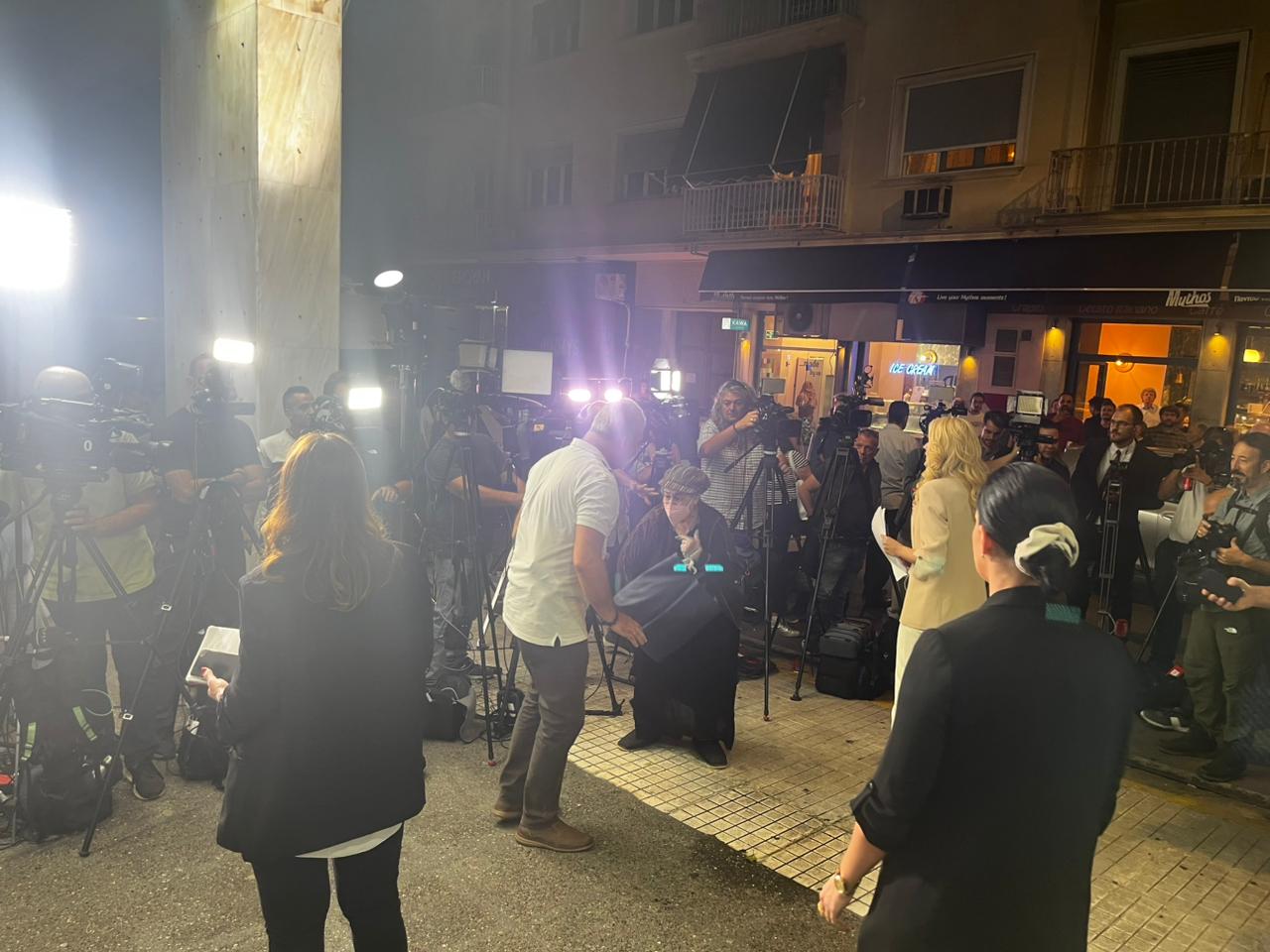 «Παρέμβαση» από την Ελένη Λουκά έξω από τα γραφεία του ΠΑΣΟΚ (βίντεο ...