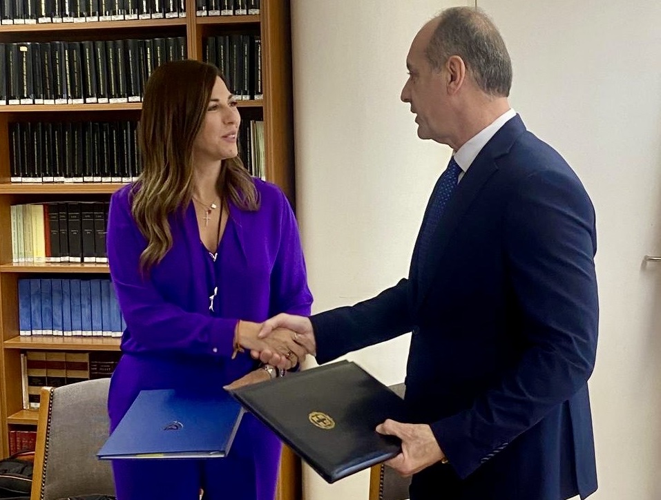 Σοφία Ζαχαράκη: Το 2024 έχουν «κατεβάσει» το panic button 3.500 θύματα ενδοοικογενειακής βίας ...