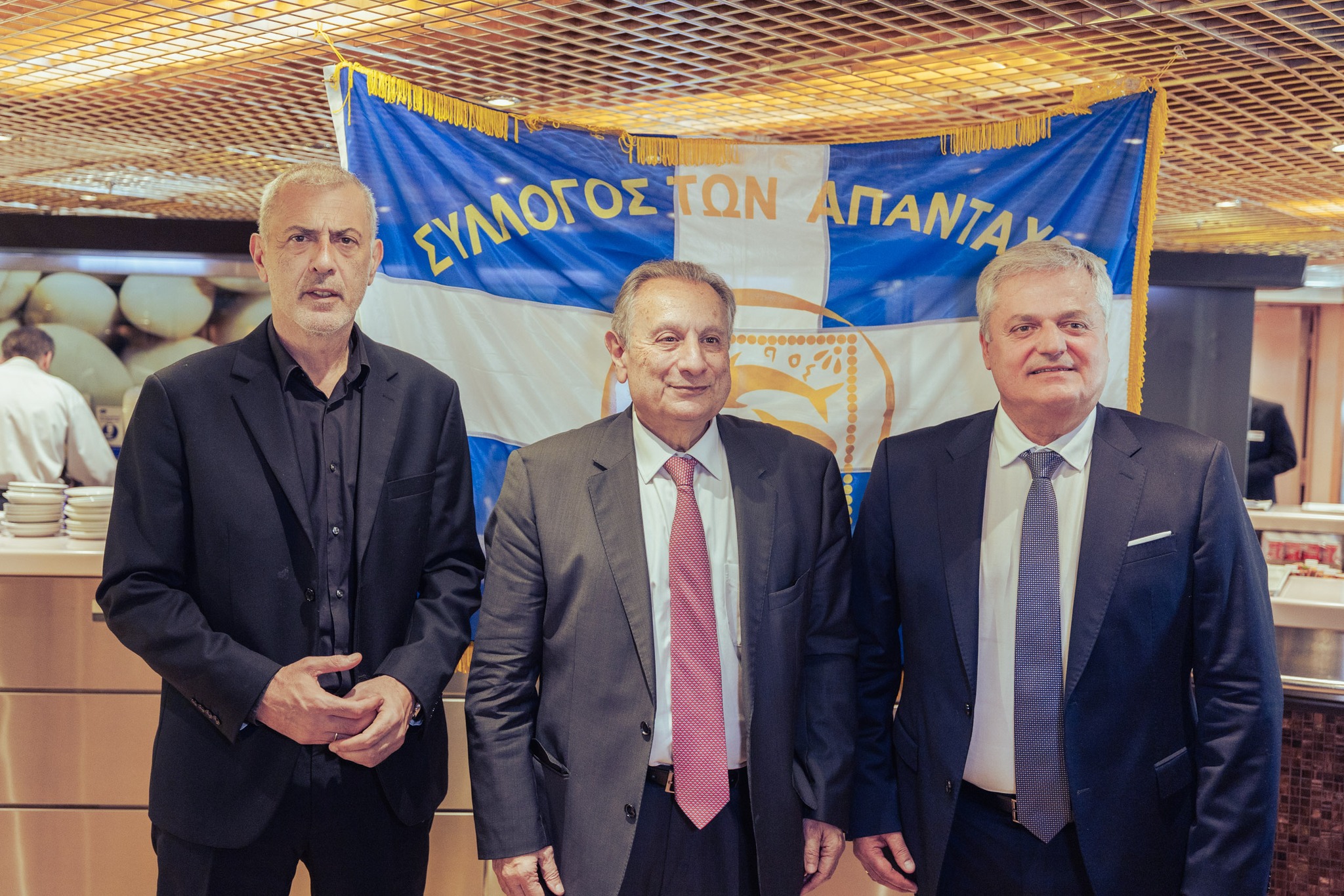 Πειραιάς: Τιμητική βράβευση του Γιάννη Μώραλη από τον Σύλλογο Απανταχού ...