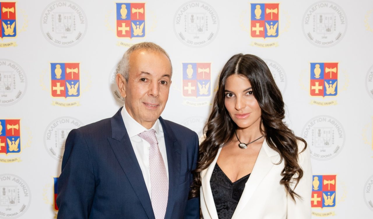 Η Δήμητρα Κούστα με λευκό κοστούμι στο πλευρό του Γιάννη Κούστα ...