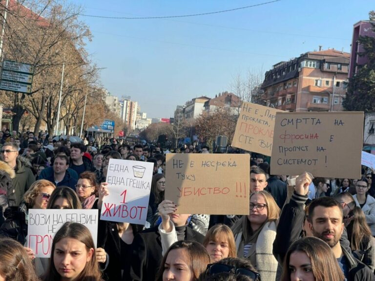 Βόρεια Μακεδονία: Χιλιάδες διαδηλωτές διαμαρτύρονται για το διεφθαρμένο ...
