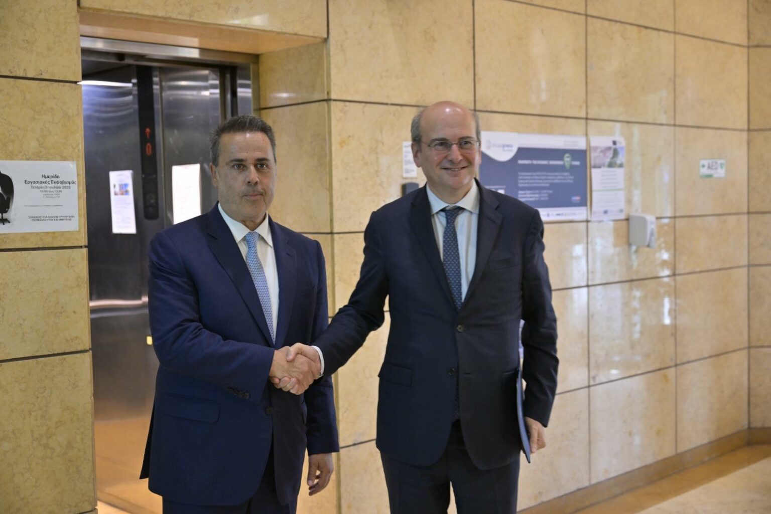 Θόδωρος Καρυπίδης: Ο… βασιλιάς της παλέτας που σώθηκε με την πανδημία ...