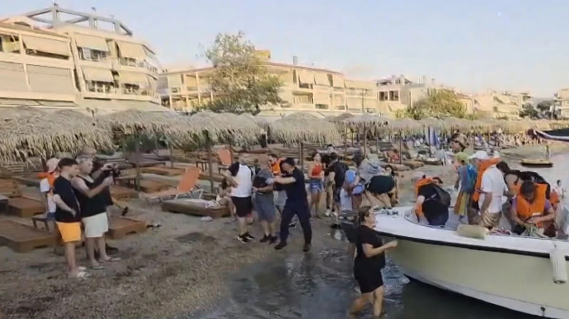Φέρι μποτ προσάραξε σε ξέρα στα Νέα Στύρα - Κατεβάζουν με βάρκες τους ...