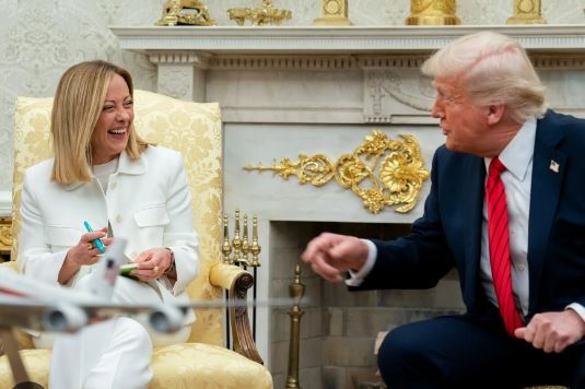 Νέα επίθεση Τραμπ στη Μελόνι: «Θέλει να ξαναγίνουμε φίλοι για να ανέβει ...