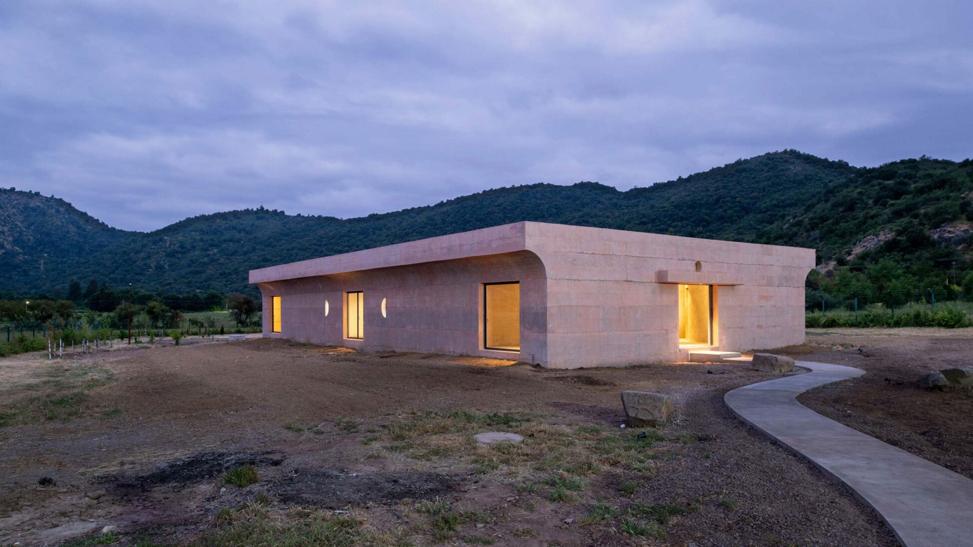 Ροζ σκυρόδεμα και γεωμετρική ποίηση - Mononews.gr